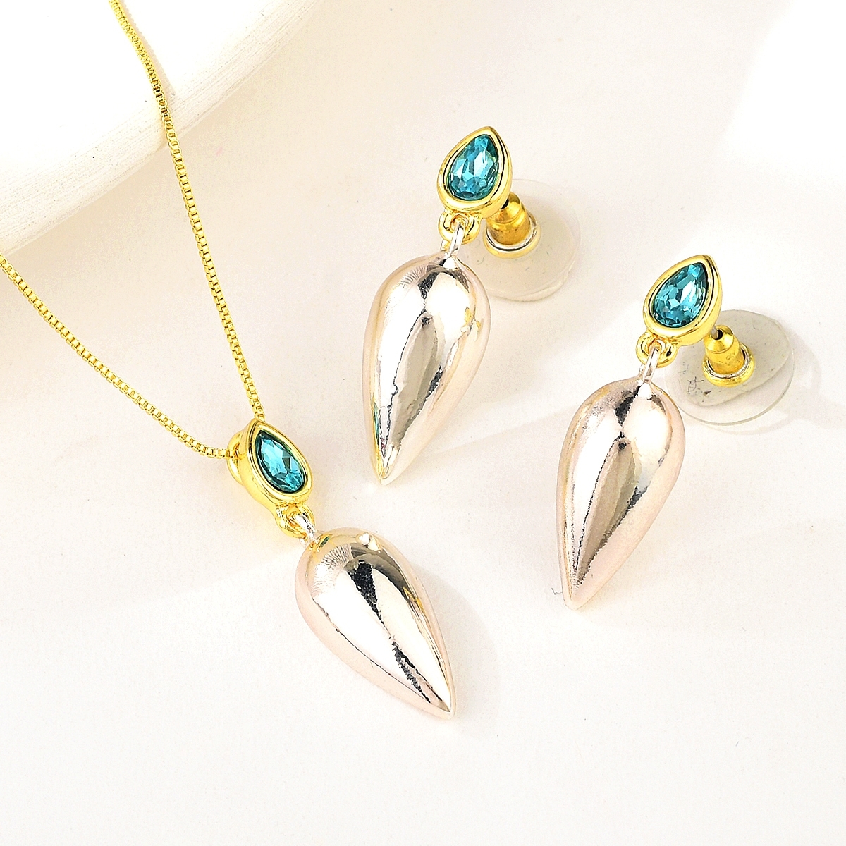 Fancy Classic Gold Plated 2 Piece Jewelry Set